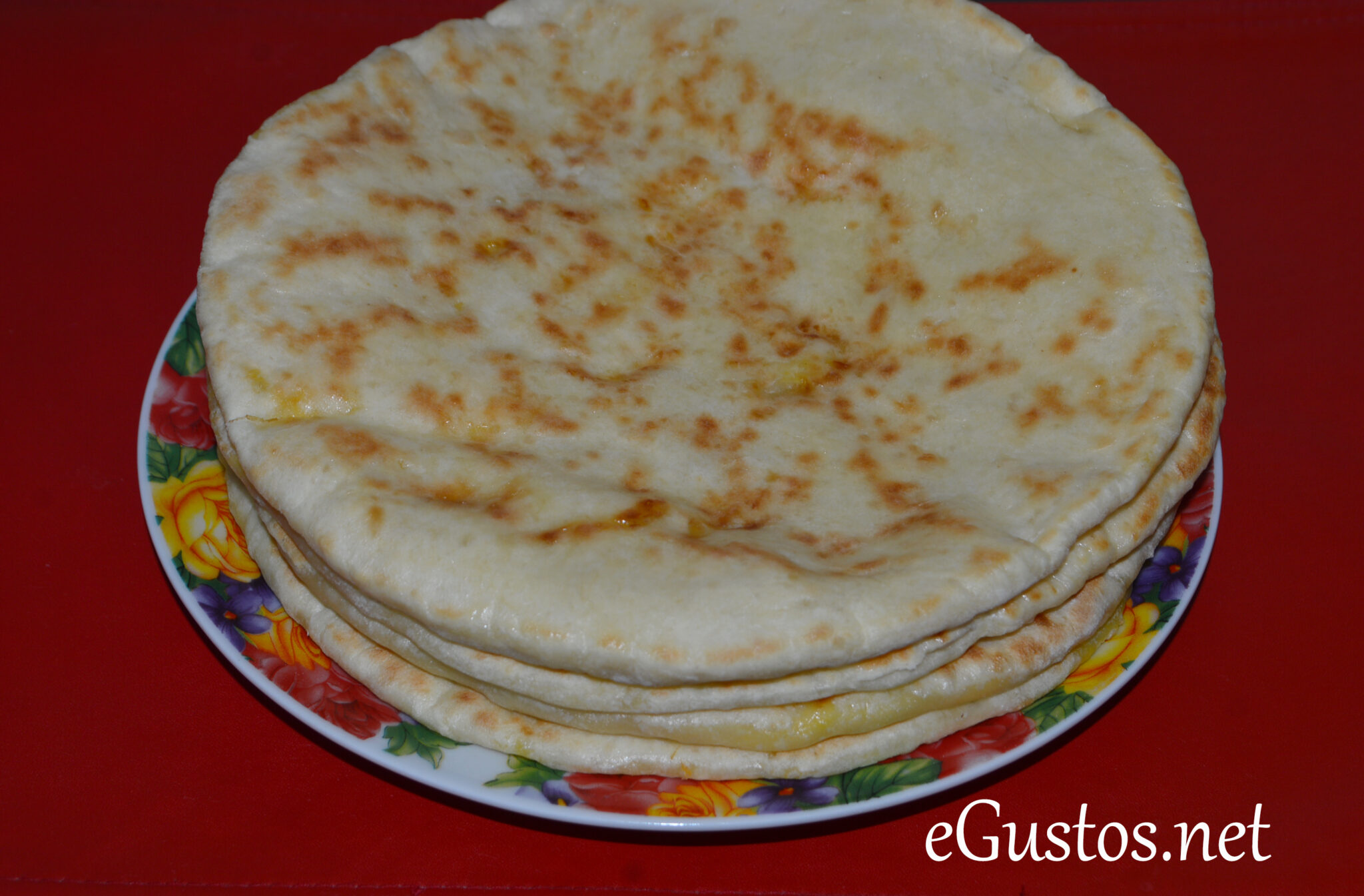 Placinte cu cascaval la tigaie – reteta rapida si pufoasa