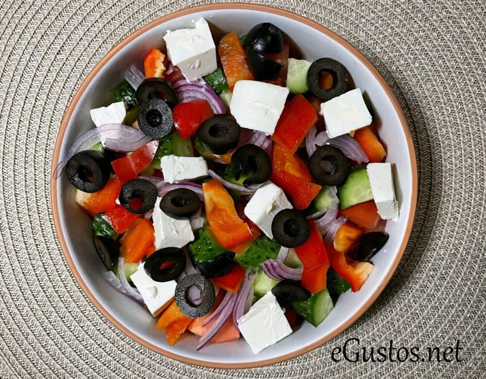 Salata greceasca cu branza feta reteta clasica